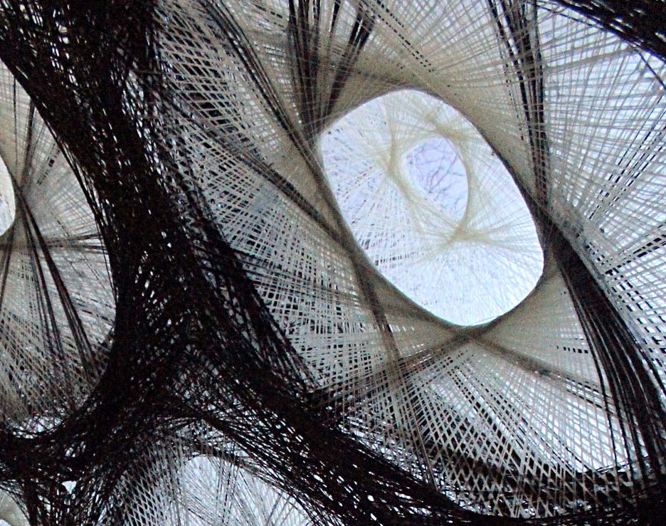 Mini roboty z włókna węglowego wspinające się po ścianach